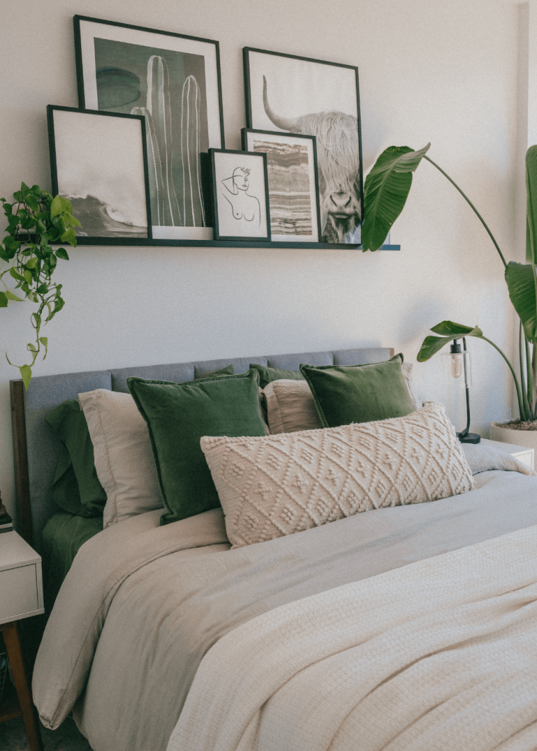 18 Decorative Throw Pillow Ideas For Your Bed (And How To Arrange Them)