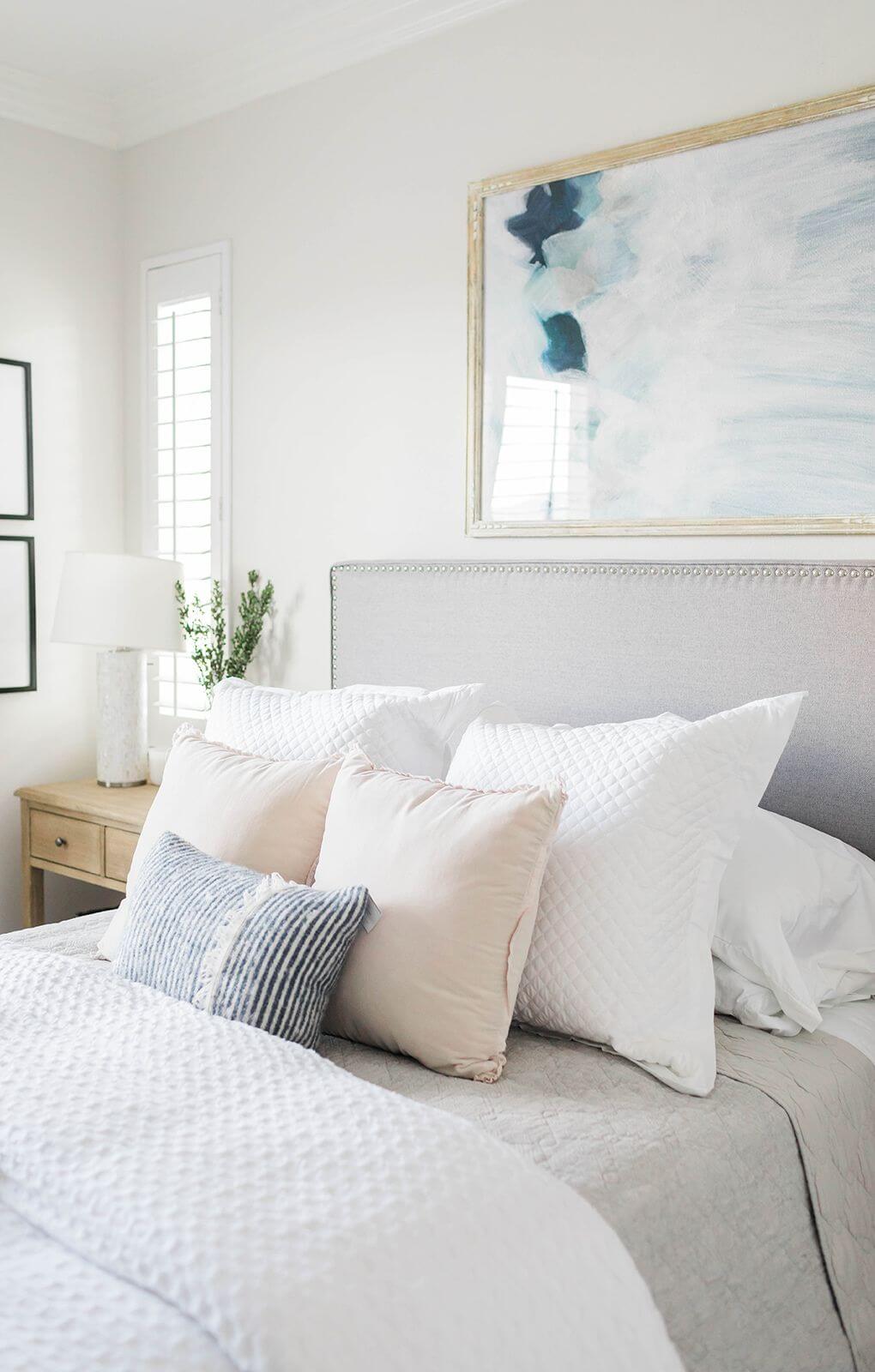 18 Decorative Throw Pillow Ideas For Your Bed (And How To Arrange Them)