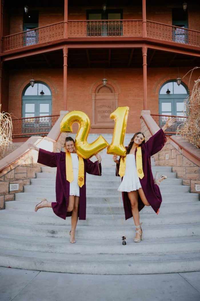21 Best Graduation Picture Ideas: Picture Poses, Photo Displays ...