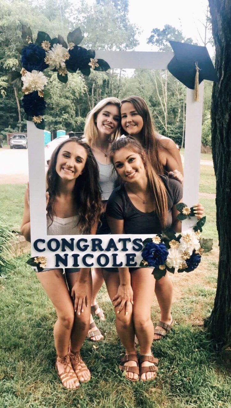 21 Best Graduation Picture Ideas: Picture Poses, Photo Displays ...