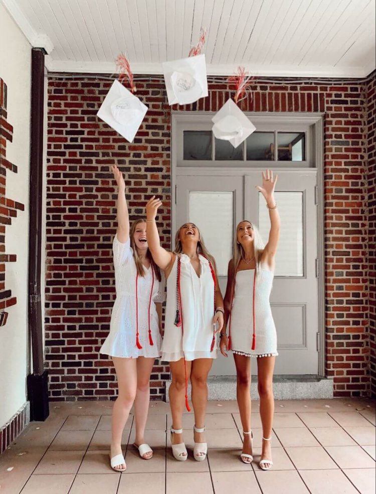 21 Best Graduation Picture Ideas: Picture Poses, Photo Displays ...
