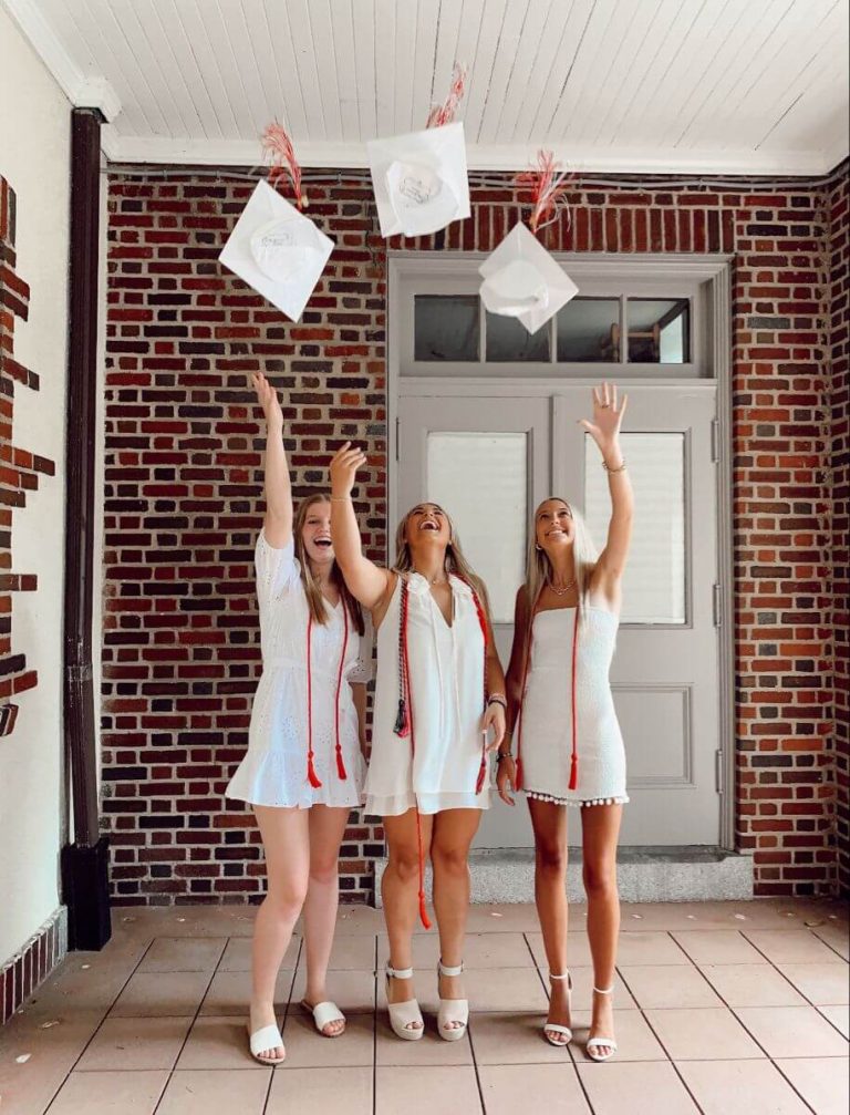21 Best Graduation Picture Ideas: Picture Poses, Photo Displays ...