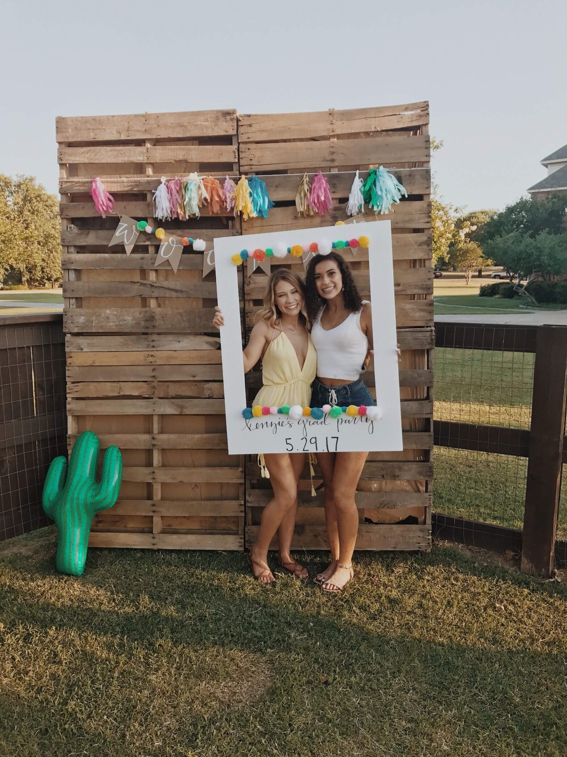 21 Best Graduation Picture Ideas: Picture Poses, Photo Displays ...