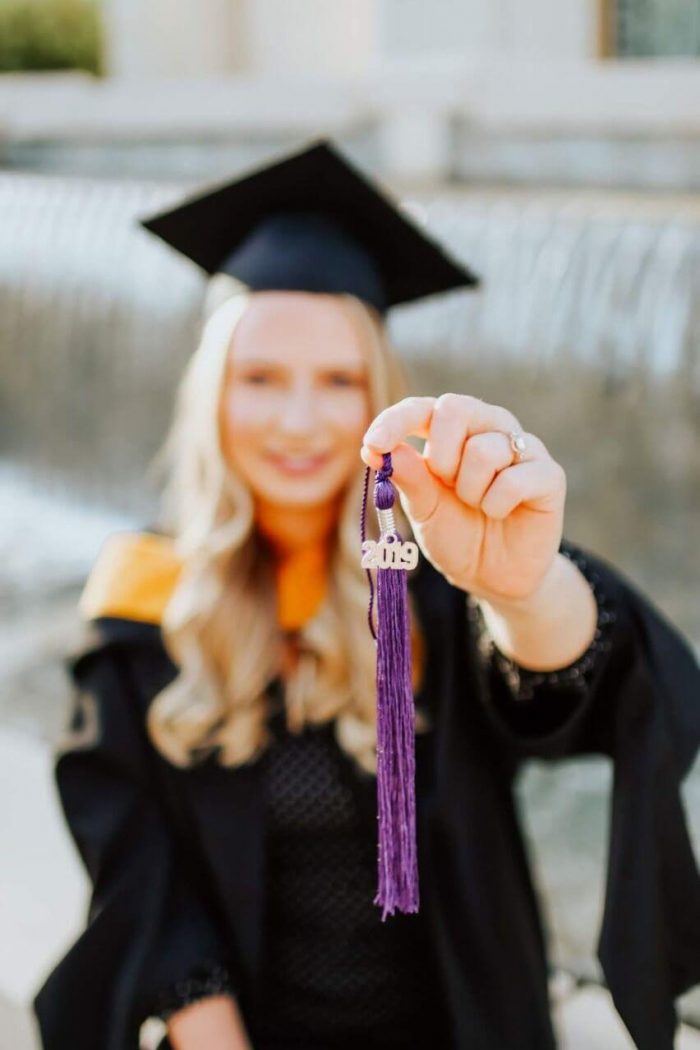 21 Best Graduation Picture Ideas: Picture Poses, Photo Displays ...