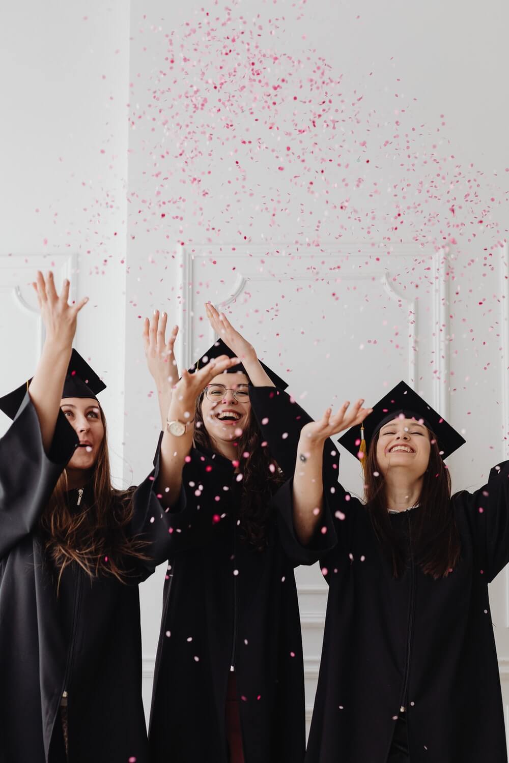 21 Best Graduation Picture Ideas: Picture Poses, Photo Displays ...