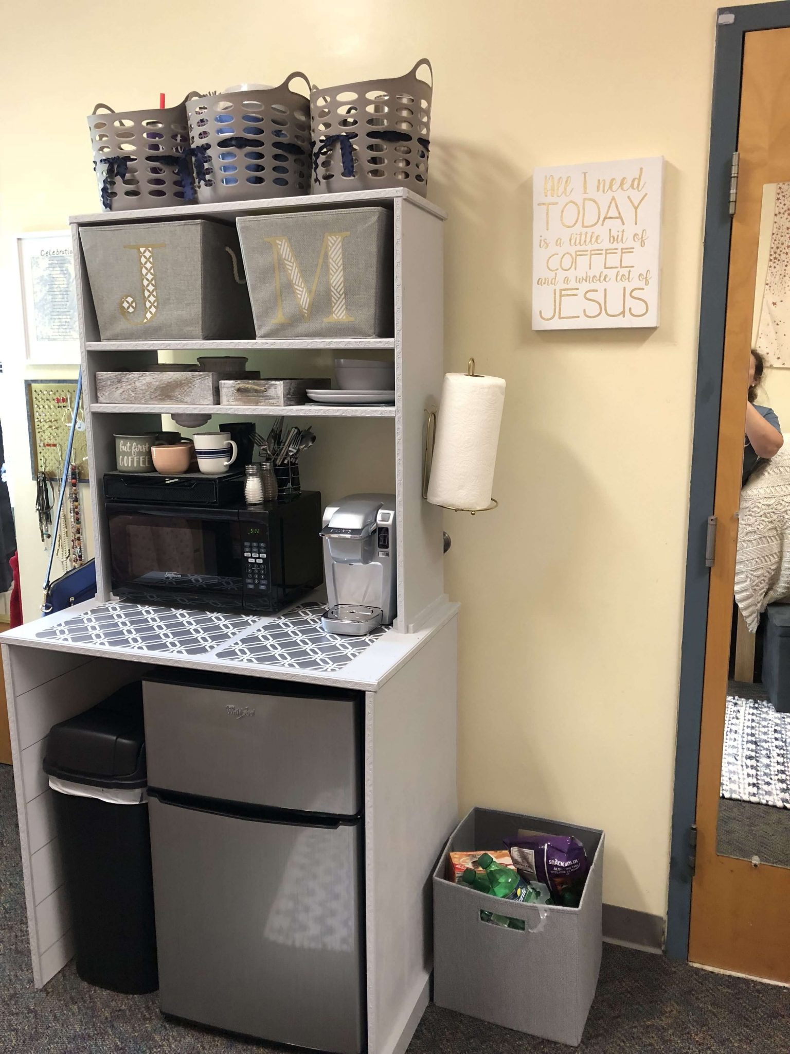 13 Genius Dorm Kitchen Ideas with Mini Fridge and Microwave